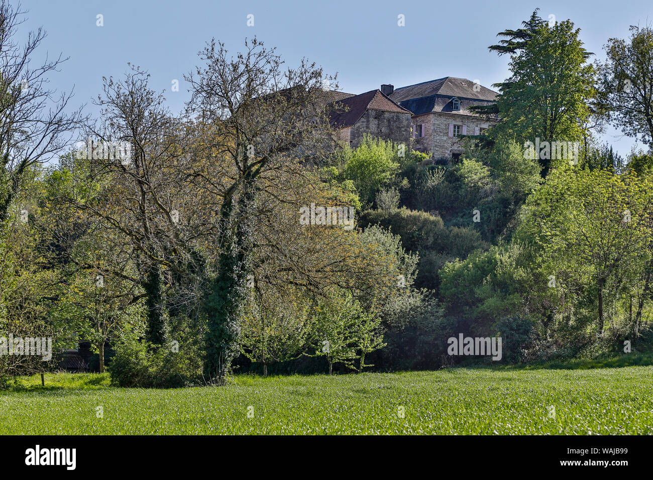 House overlooking the river hi-res stock photography and images - Alamy