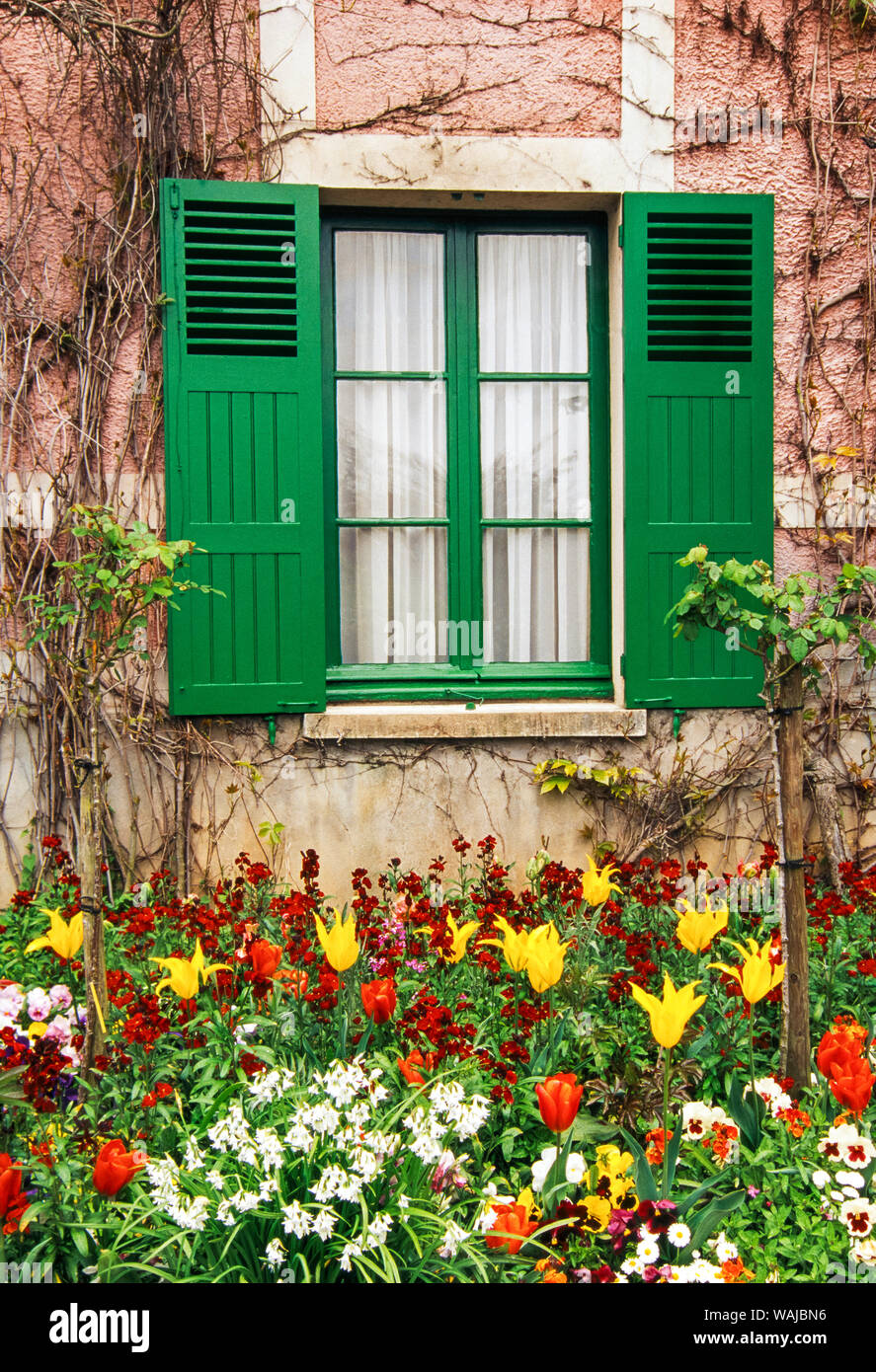 Green window shutter detail hi-res stock photography and images - Alamy