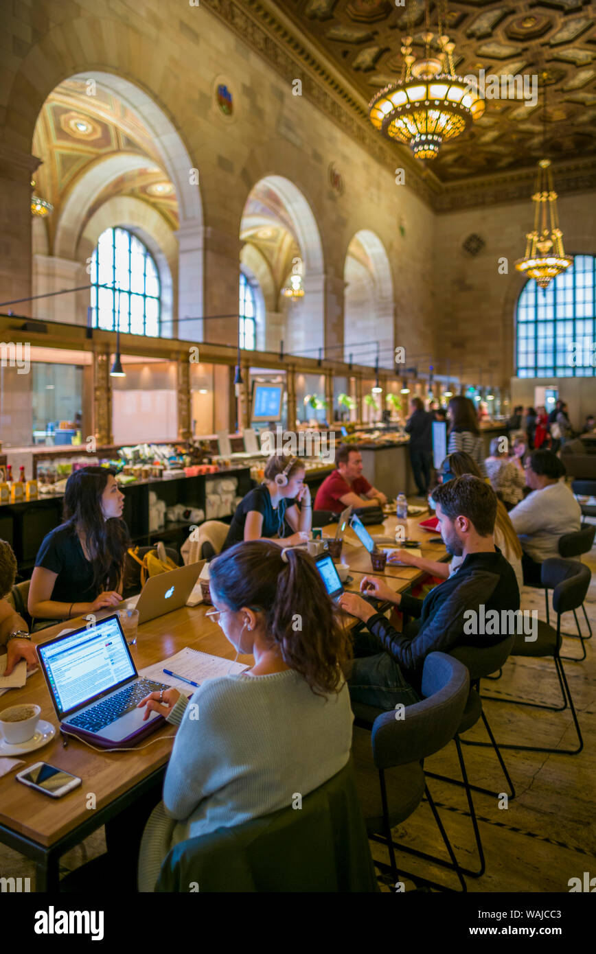 Bank of montreal canada interior hi-res stock photography and images ...