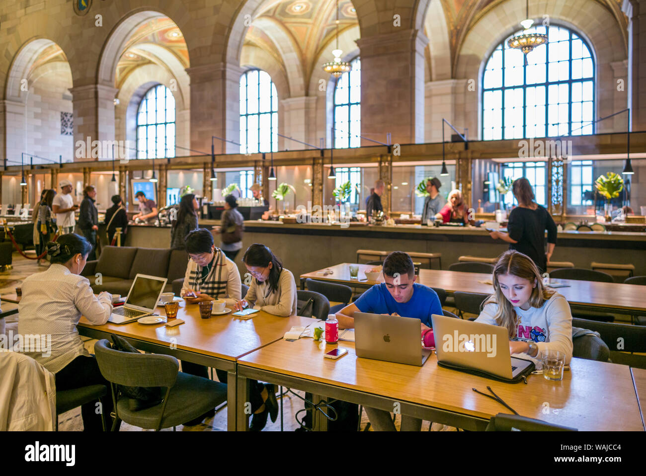 Crew building hi-res stock photography and images - Alamy