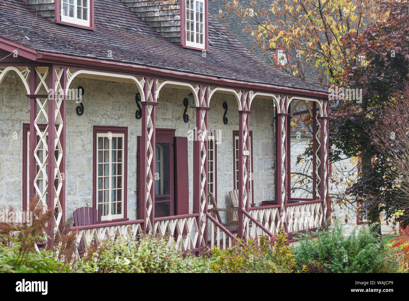 Traditional canadian house hi-res stock photography and images - Alamy