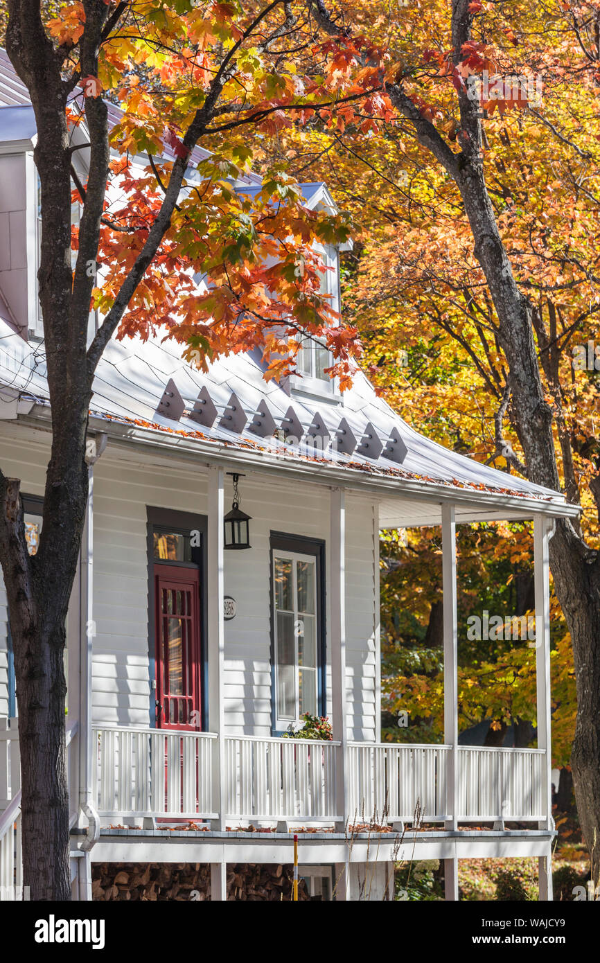 Traditional canadian house hi-res stock photography and images - Alamy