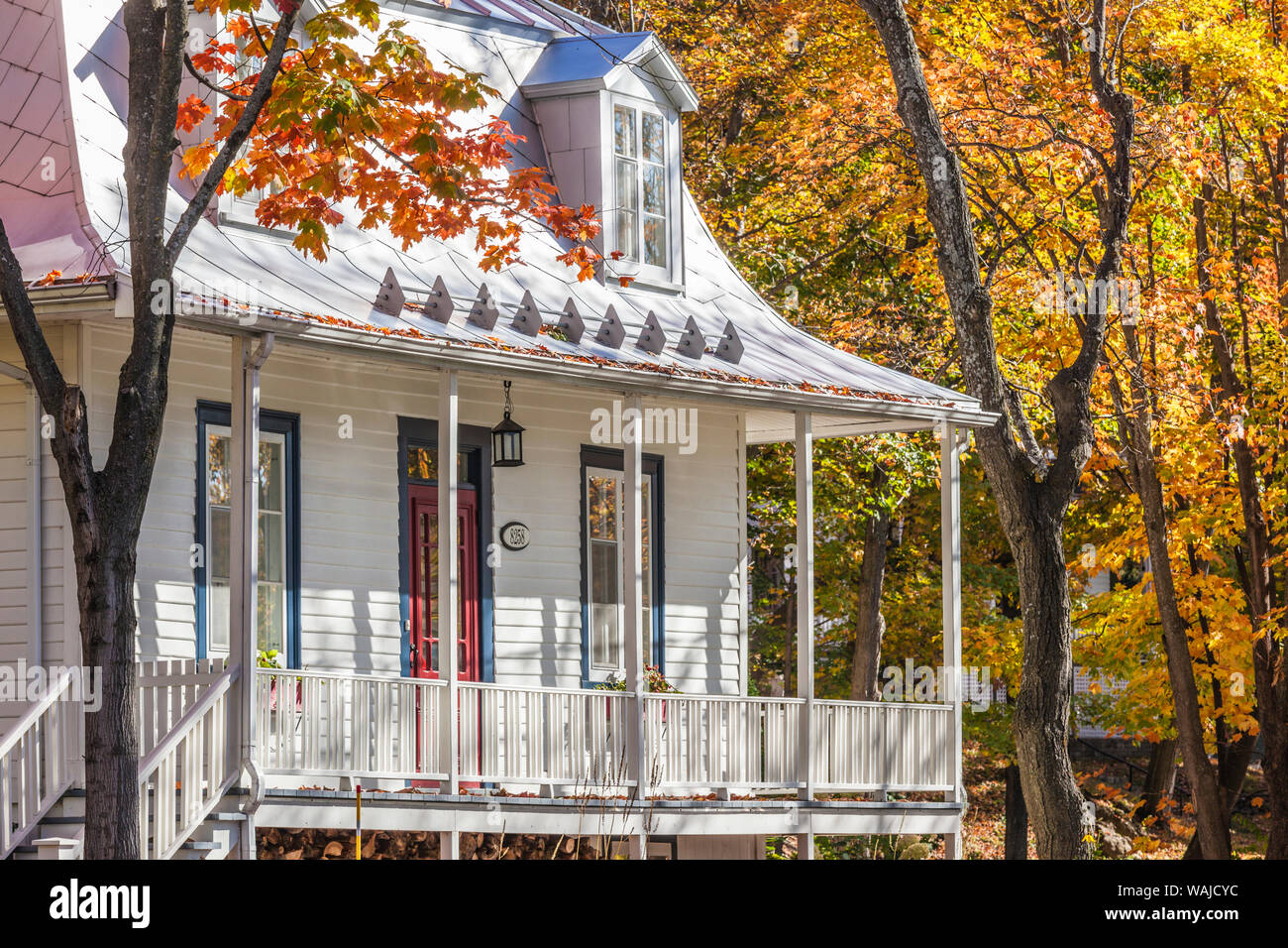 Traditional canadian house hi-res stock photography and images - Alamy