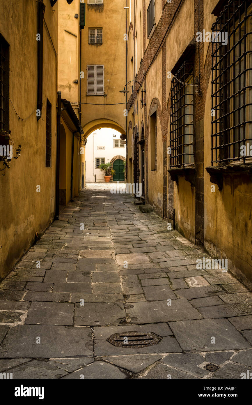 Charming alleyway hi-res stock photography and images - Alamy