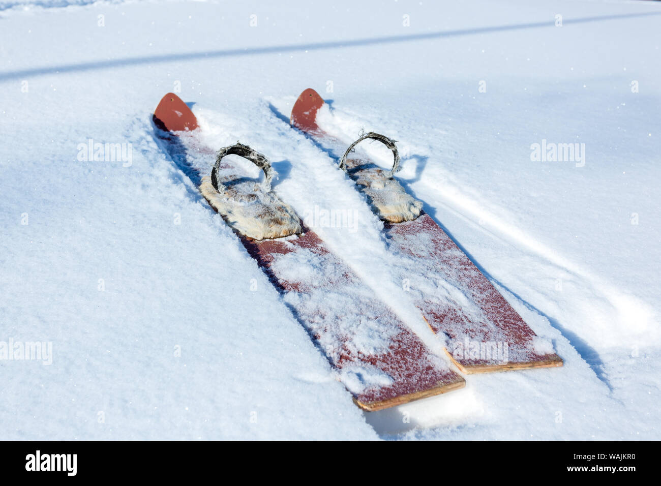 Vintage wood skis hi-res stock photography and images - Alamy