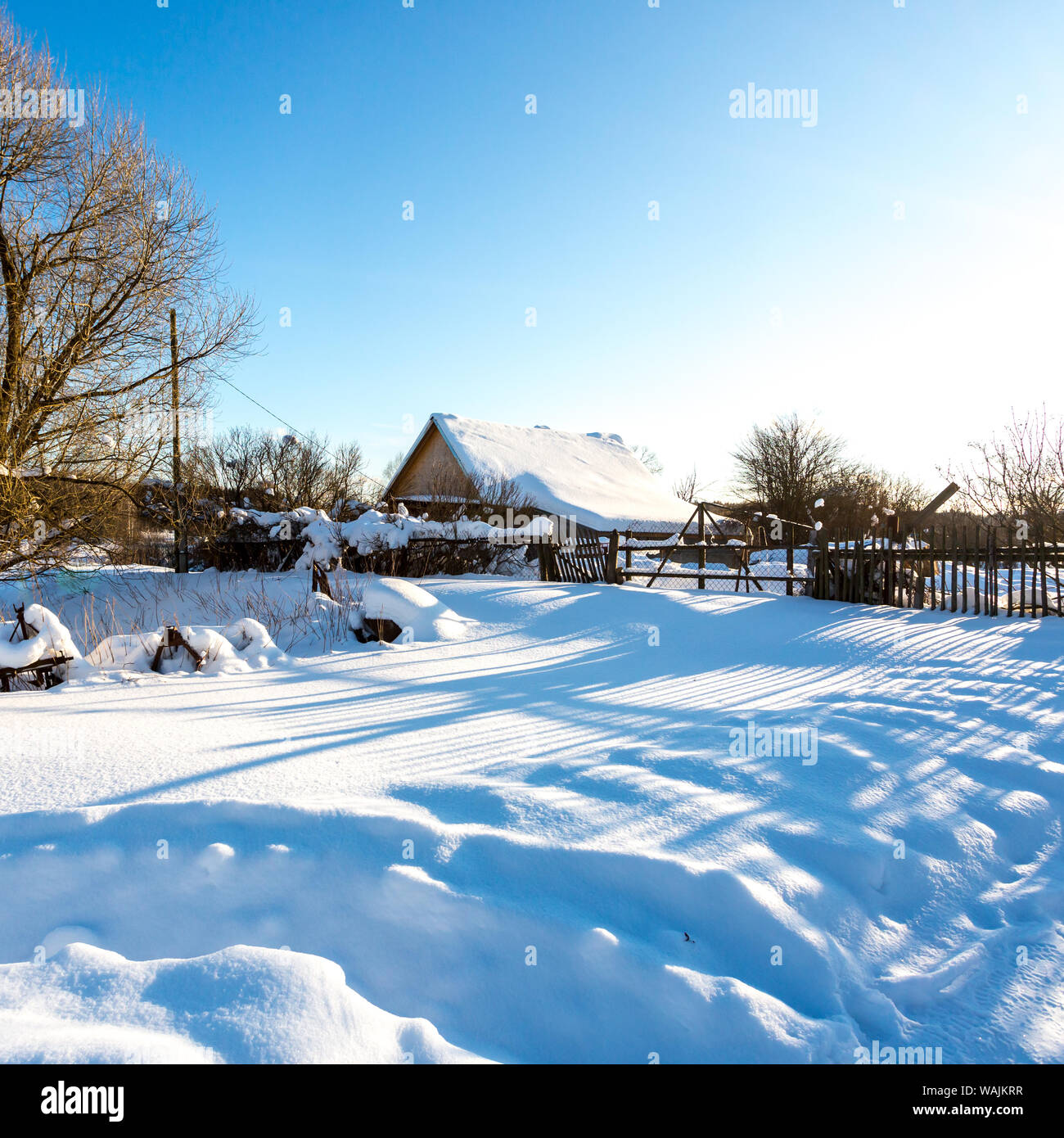 Early winter morning. Traditional Russian village in snowy frost winter ...
