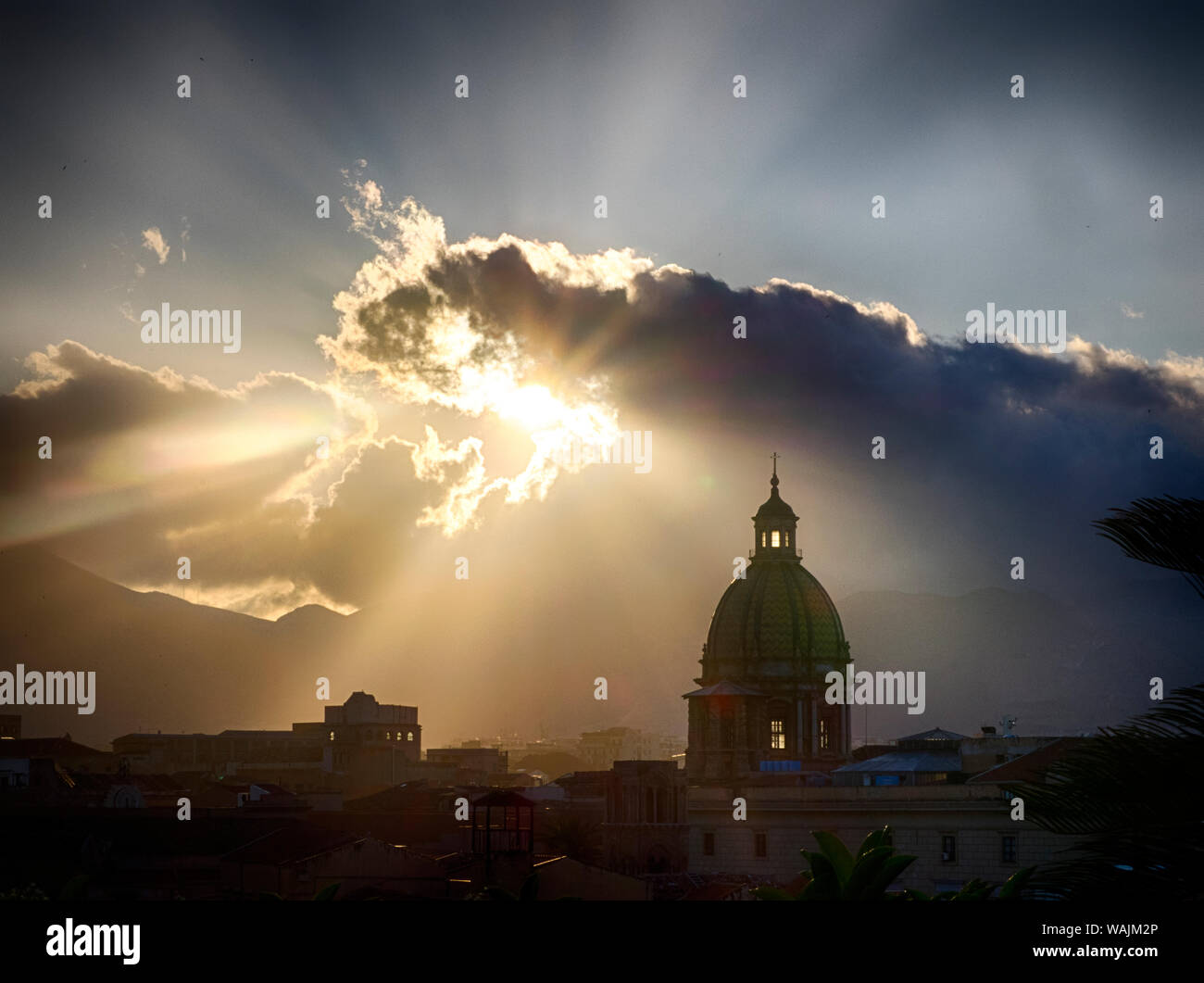 Sunrise behind cathedral hi-res stock photography and images - Alamy