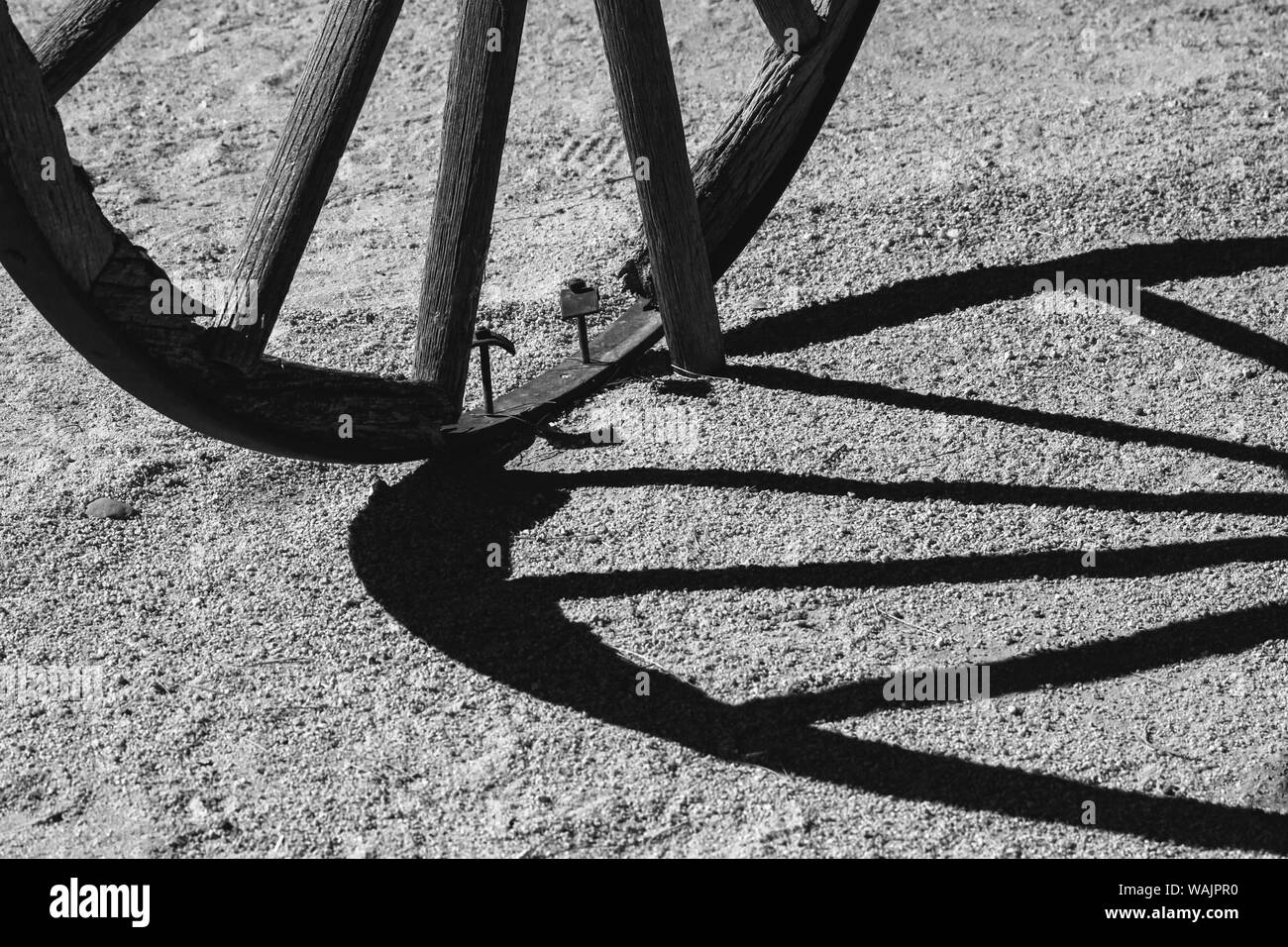 Black and white wagon wheel hi-res stock photography and images - Alamy