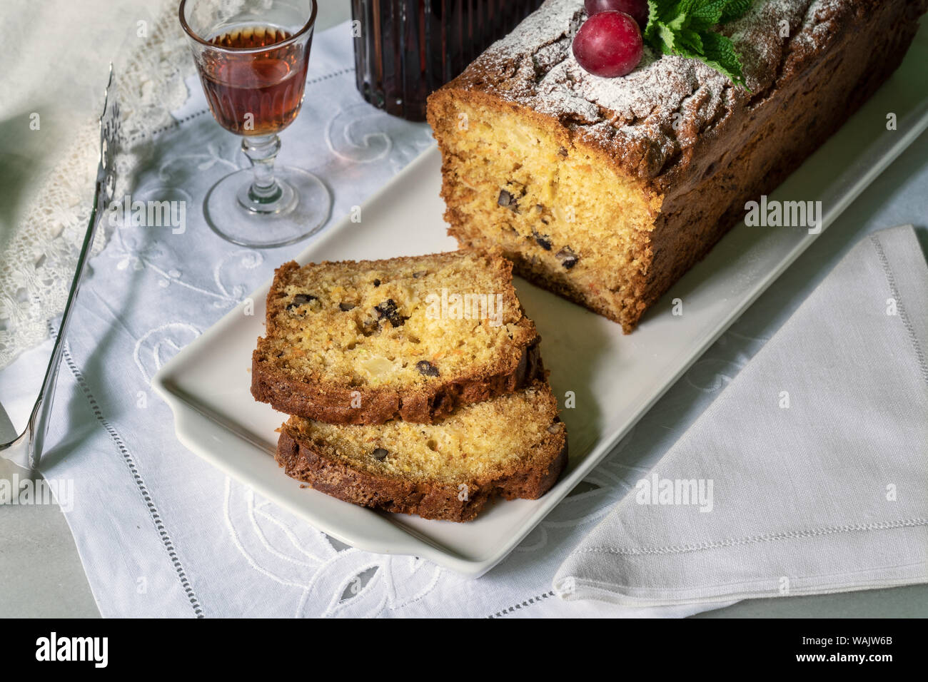 Tray bake fruit cake hi-res stock photography and images - Alamy