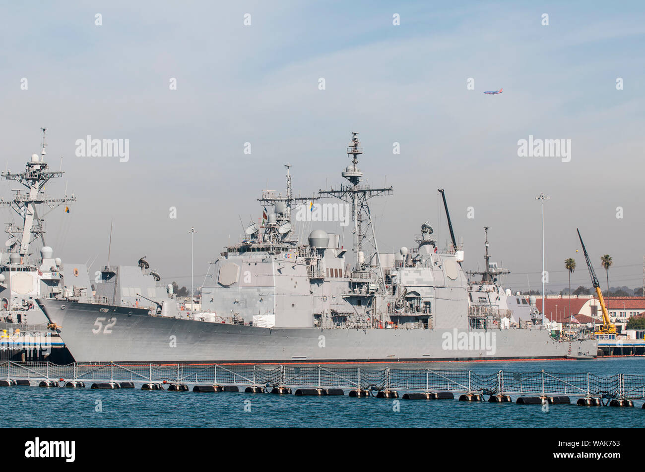 Uss benfold hi-res stock photography and images - Alamy