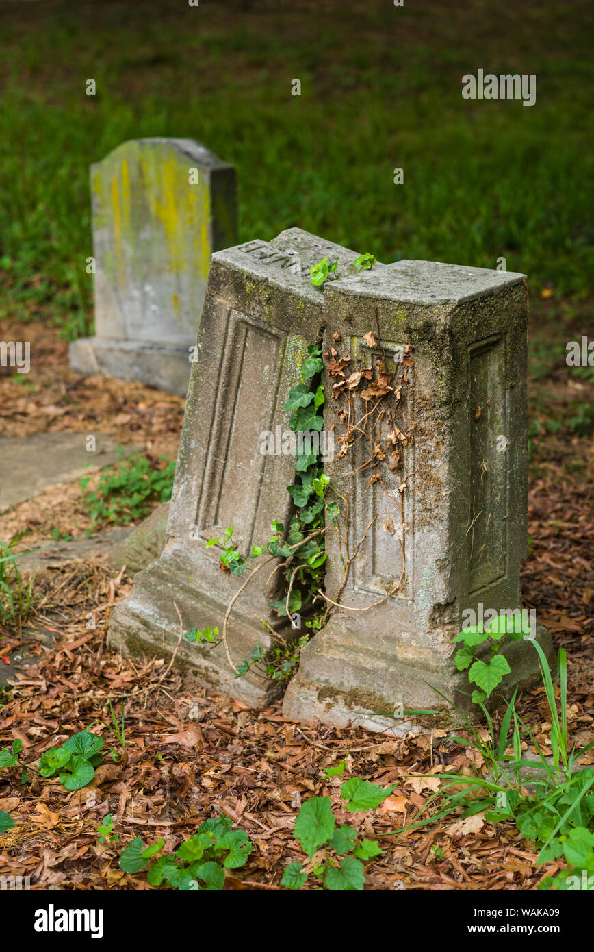 Female union band cemetery hi-res stock photography and images - Alamy
