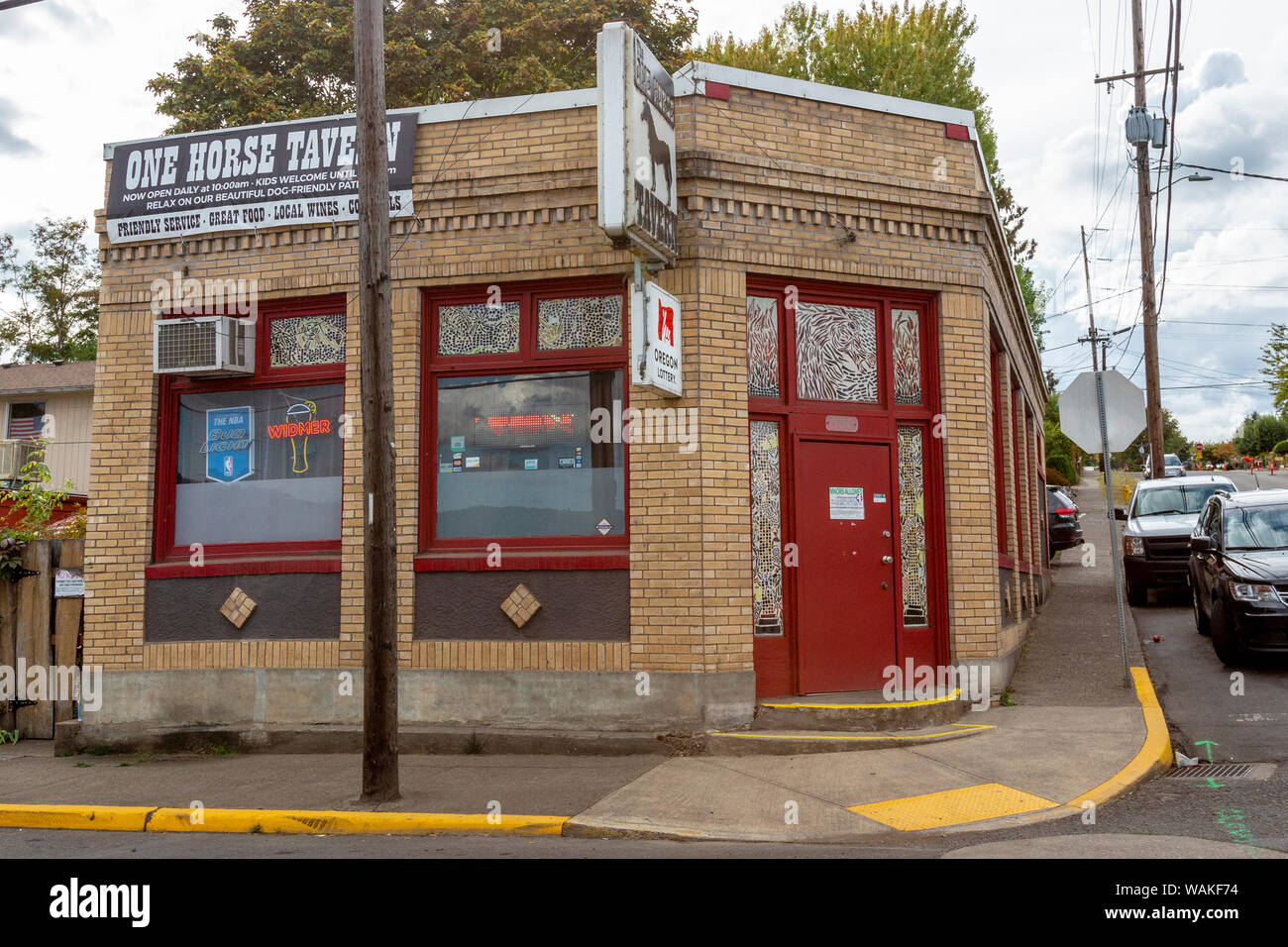 Gallery bar hi-res stock photography and images - Alamy