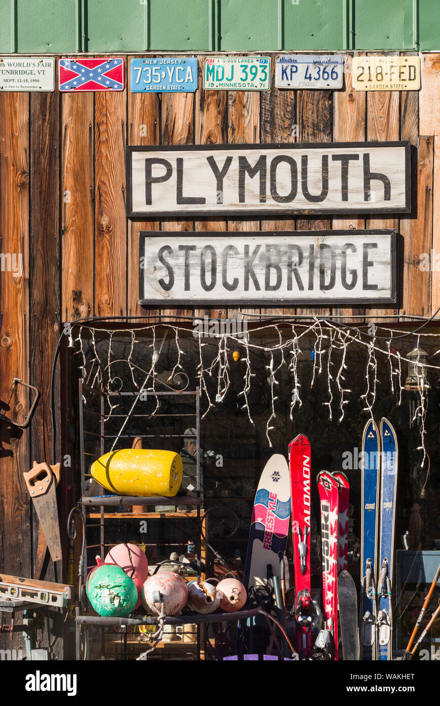 USA, Vermont, Plymouth. Antique shop exterior Stock Photo - Alamy