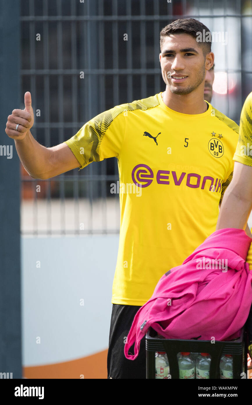 Dortmund, Deutschland. 20th Aug, 2019. Achraf HAKIMI (DO) raises his ...