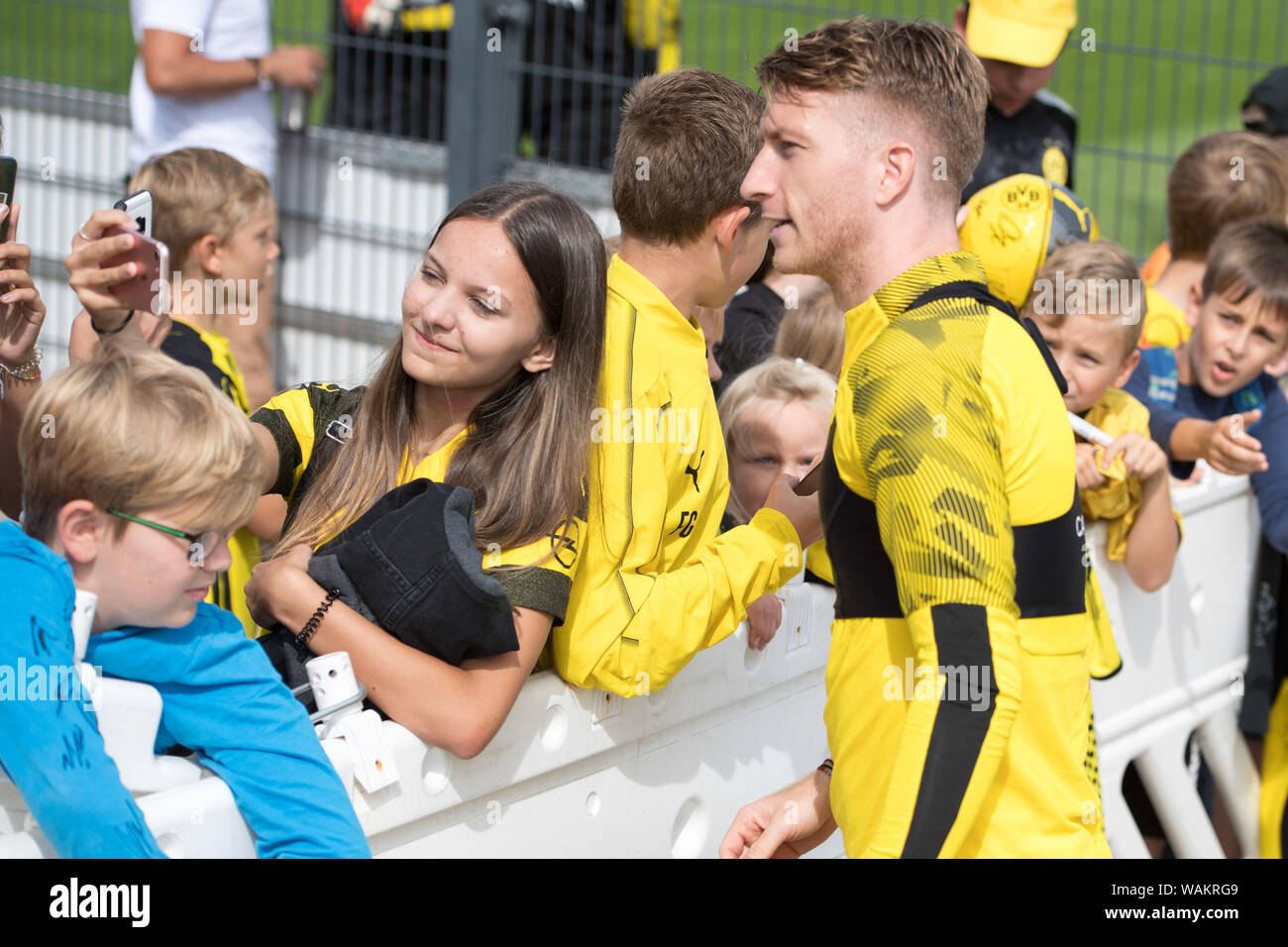 Mobile phone football shirt hi-res stock photography and images - Alamy