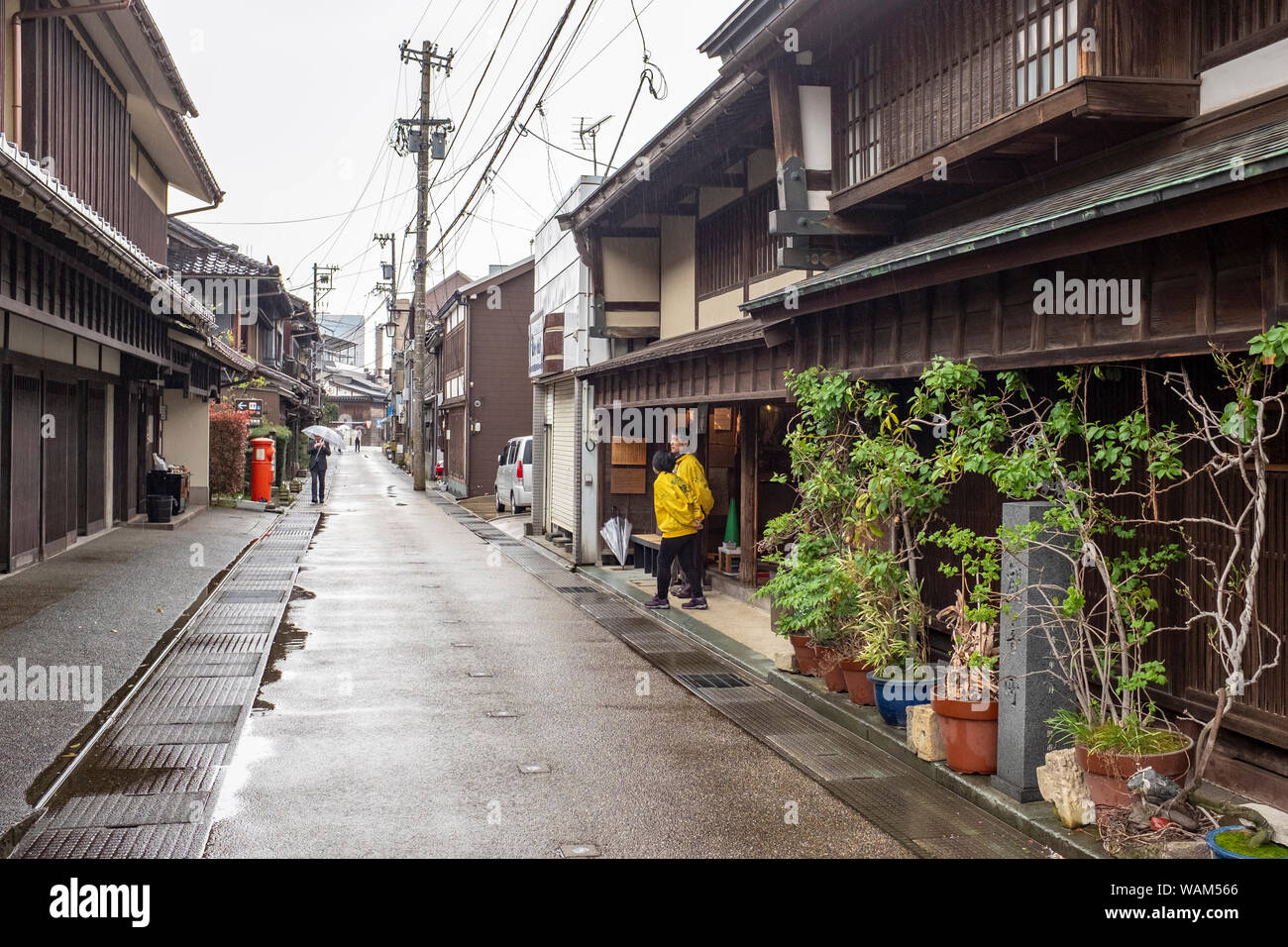 Tourists in the Higashi Chaya geisha district, Kanazawa, Japan Stock ...