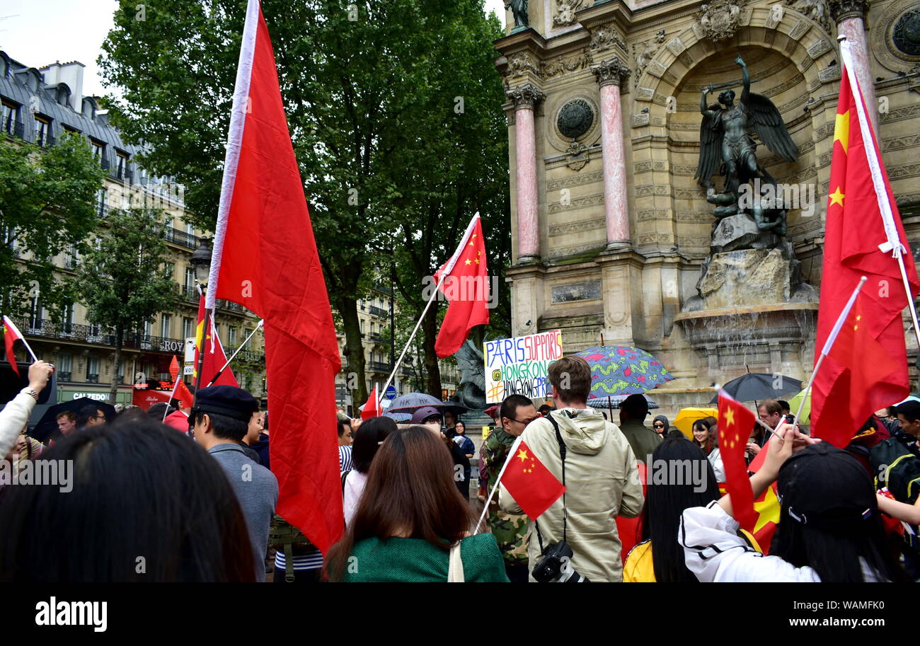 Counter-protesters with chinese flags and demonstrators supporting pro ...