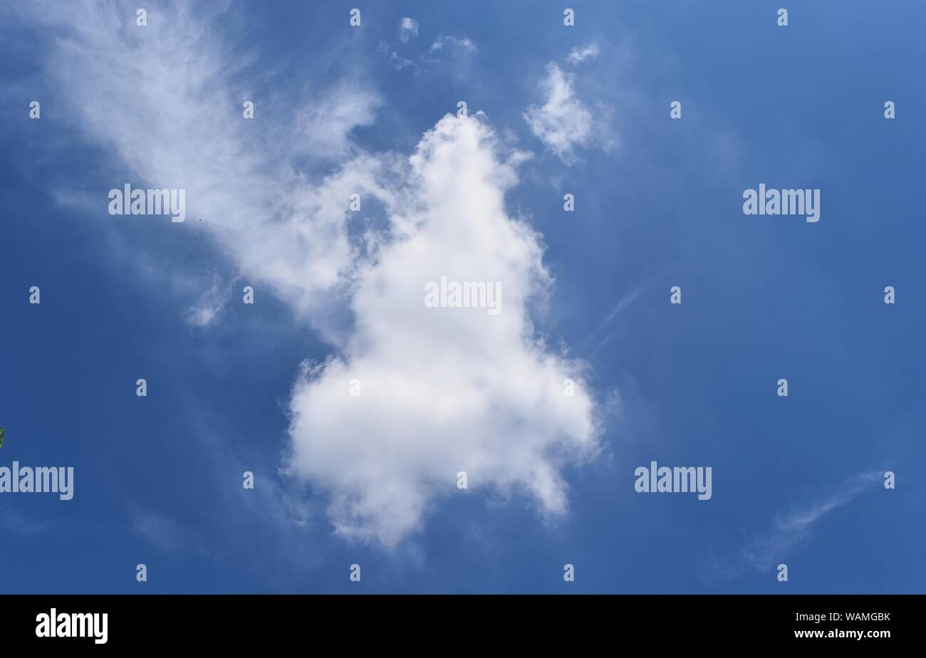 Cloud shaped symbol hi-res stock photography and images - Alamy