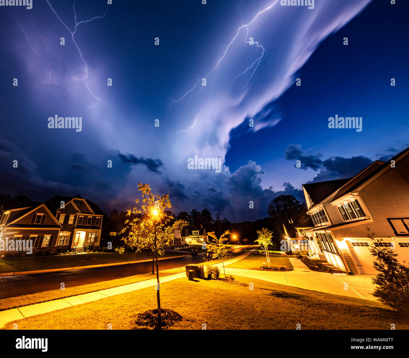 Lightning houses hi-res stock photography and images - Alamy