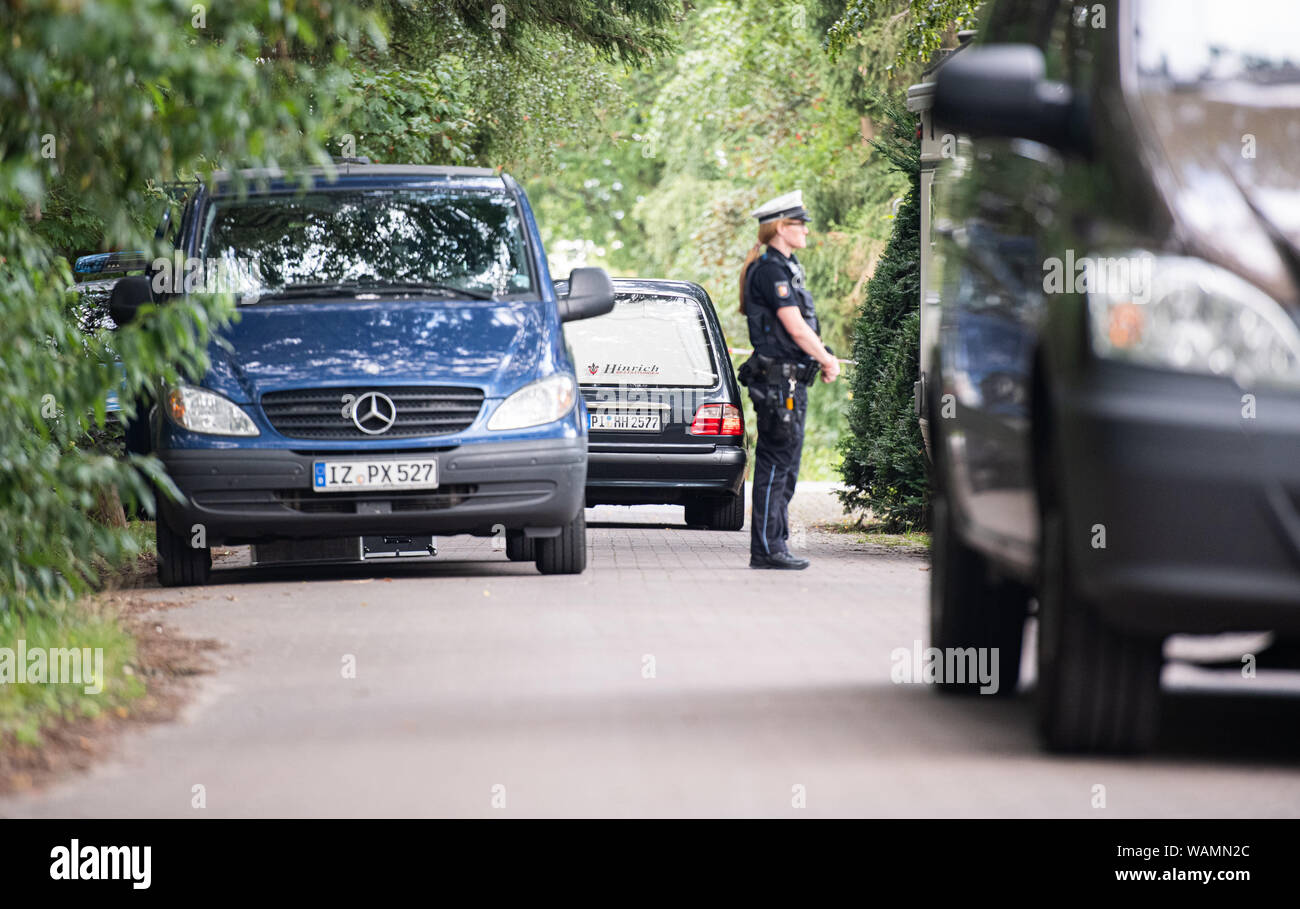 Tornesch, Germany. 21st Aug, 2019. A corpse is transported in a funeral ...