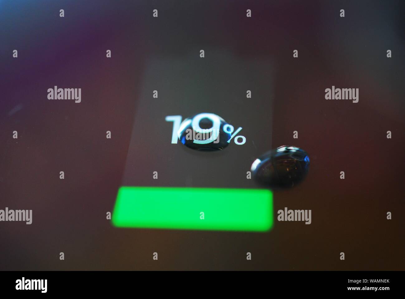 battery level indicator on a smartphone Stock Photo - Alamy