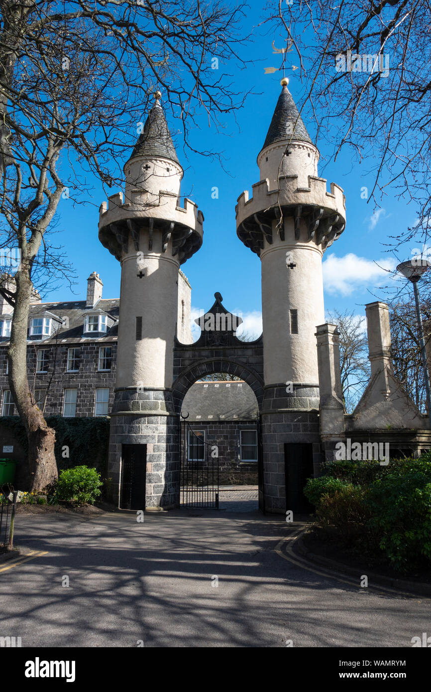 Old gate uk hi-res stock photography and images - Alamy