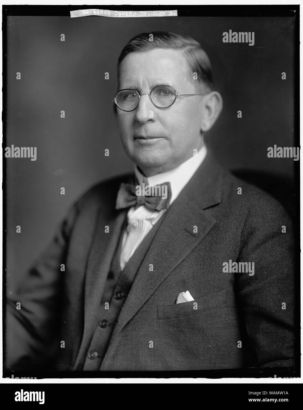 Cowing hi-res stock photography and images - Alamy