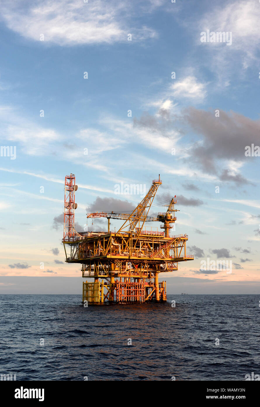 Oil platform at malaysia water hi-res stock photography and images - Alamy