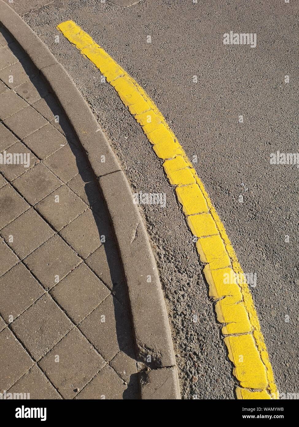Yellow double dividing line hi-res stock photography and images - Alamy