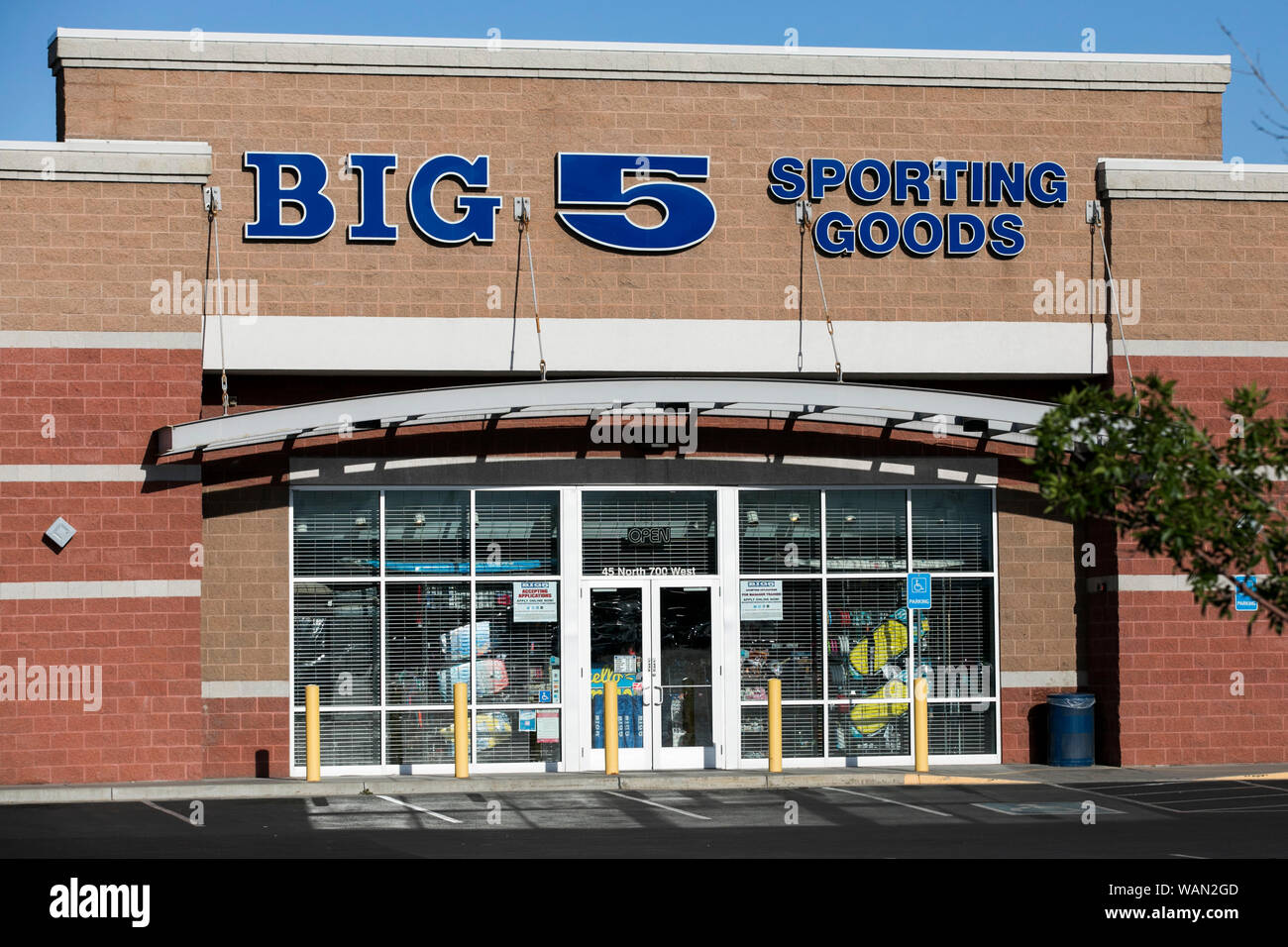 American sporting goods retail company hi-res stock photography and ...