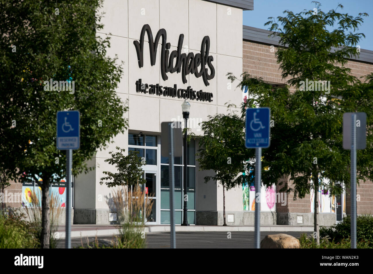 Michaels storefront hi-res stock photography and images - Alamy
