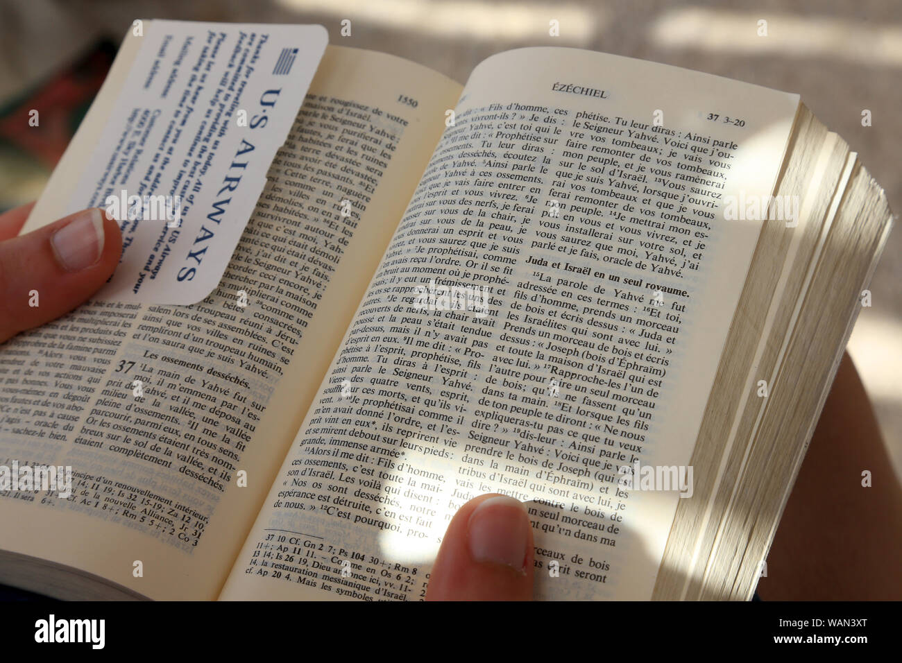 Lecture de la Bible Stock Photo - Alamy