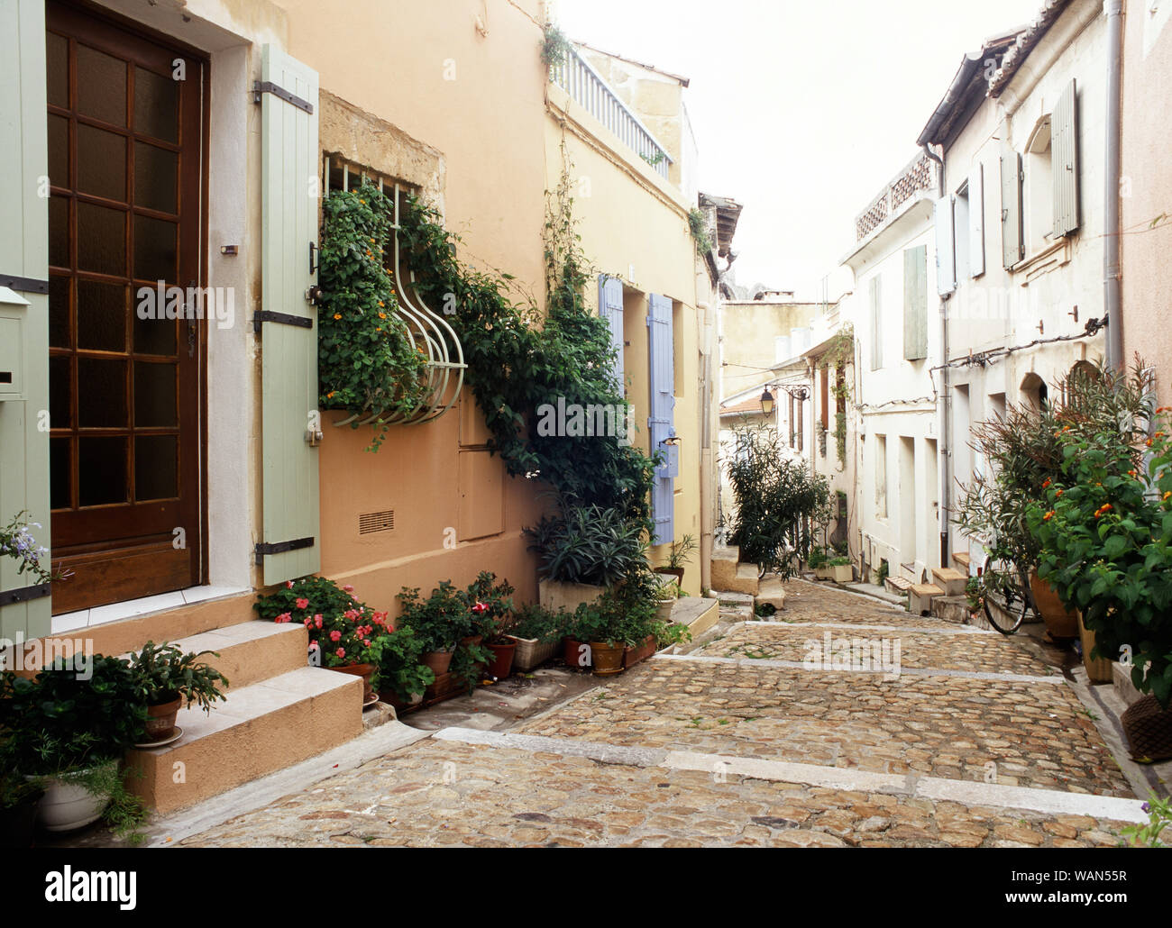 Street scene in arles hi-res stock photography and images - Alamy