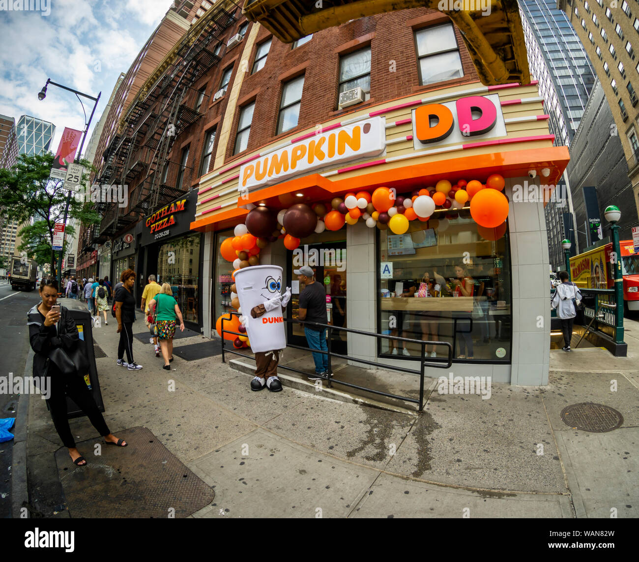 Dunkin donuts store hi-res stock photography and images - Alamy
