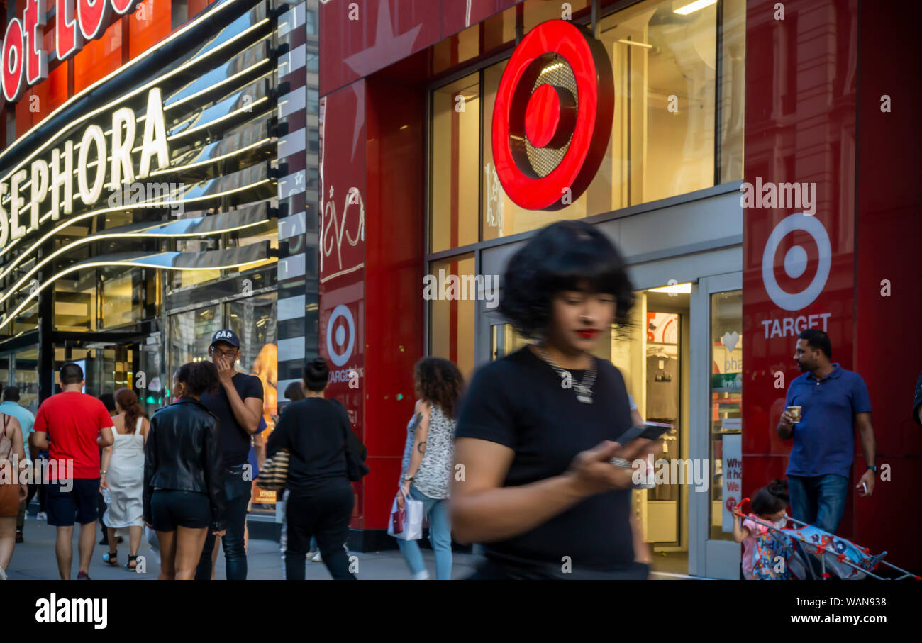 Target entrance people hi-res stock photography and images - Alamy