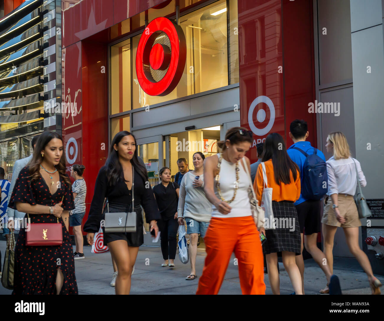 Target store entrance hi-res stock photography and images - Alamy