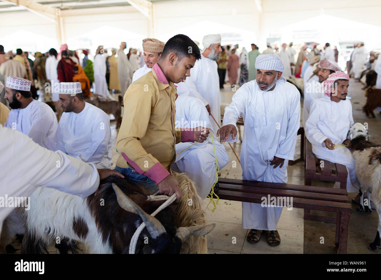 Traditional clothes oman hi-res stock photography and images - Alamy