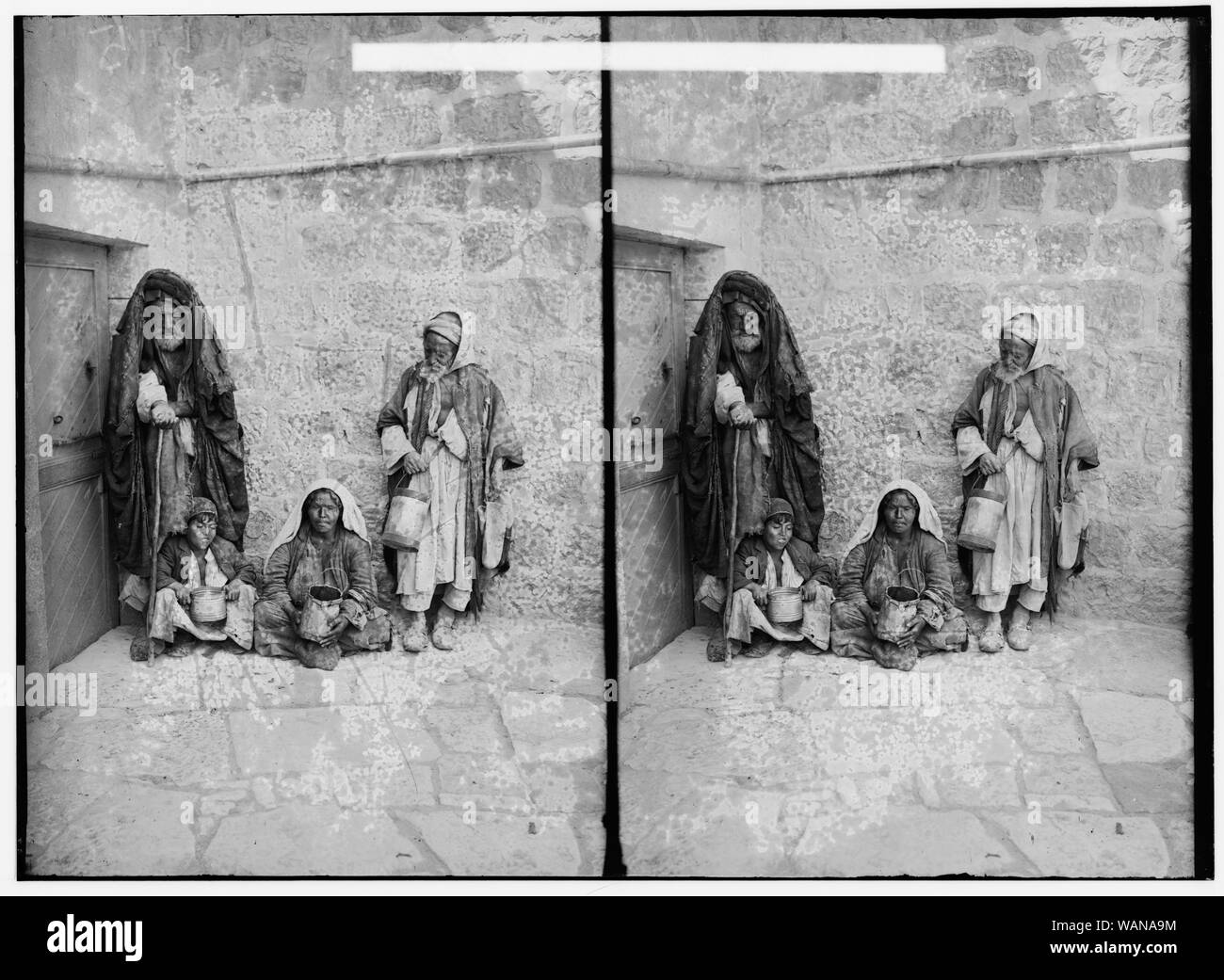 Beggars group hi-res stock photography and images - Alamy