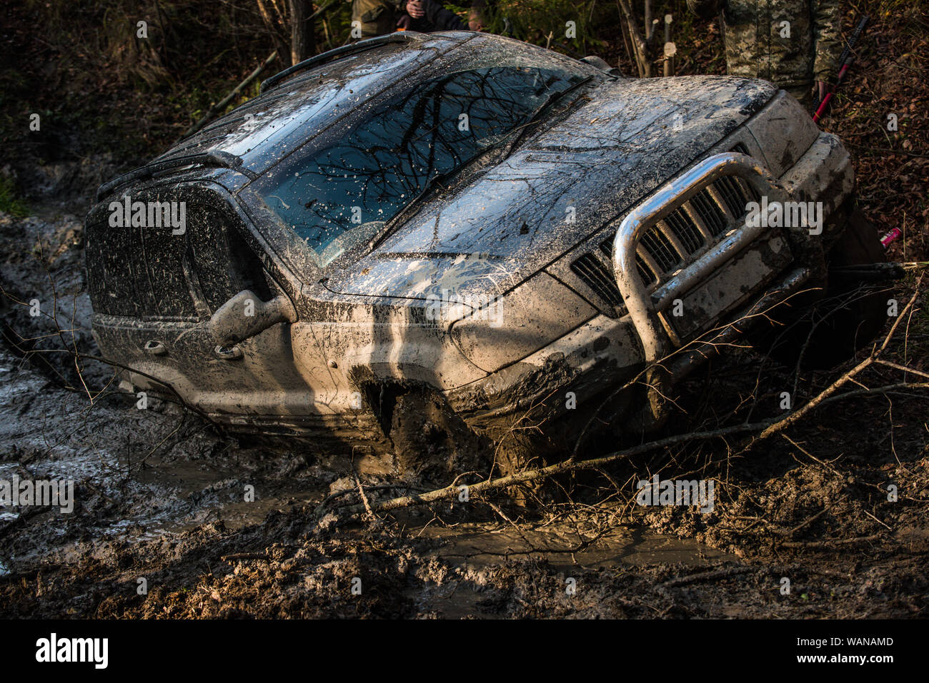 SUV covered with mud on path with deep rut Stock Photo - Alamy