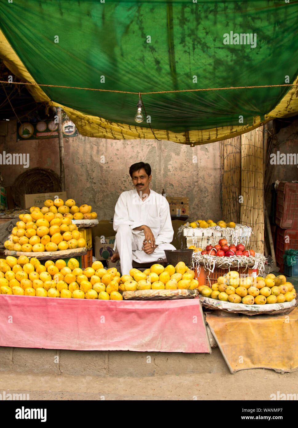Mangoes sales at a market stall, Gurgaon, Haryana, India Stock Photo ...