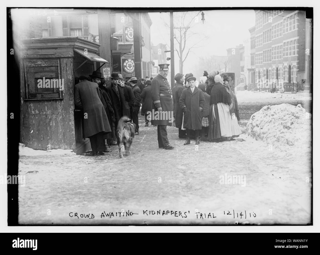 Crowd awaiting hi-res stock photography and images - Alamy
