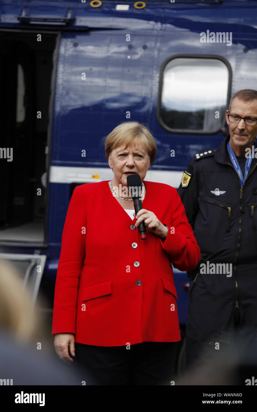 Angela Merkel Spaziergang Kanzlergarten 18082019 f Wehnert Stock Photo ...
