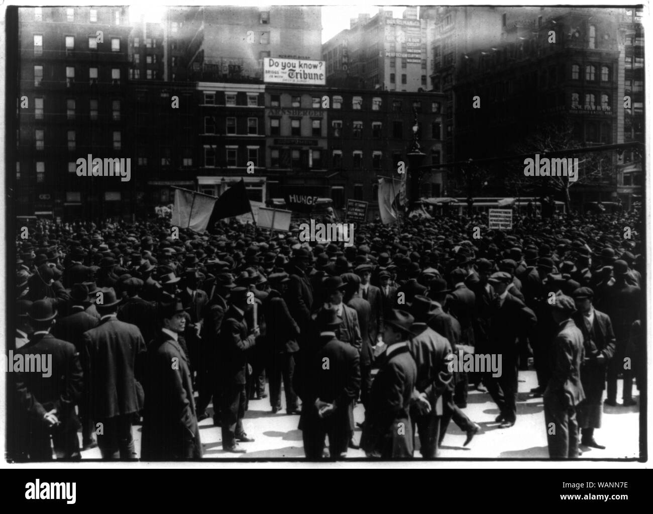 New york city plaza crowd hi-res stock photography and images - Alamy