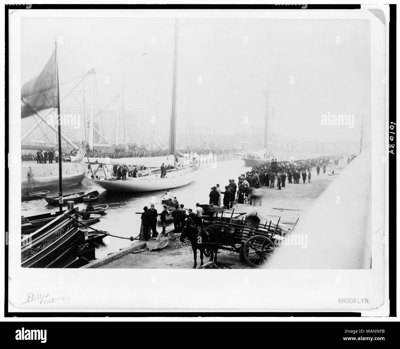 Crowd people on docks hi-res stock photography and images - Alamy