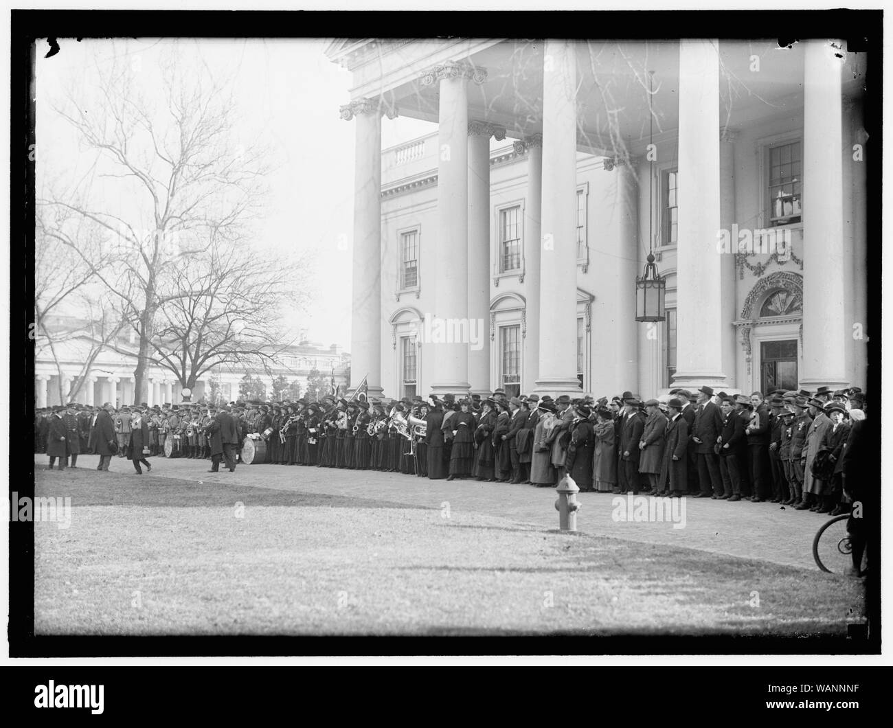 Crowd outside white house hi-res stock photography and images - Alamy