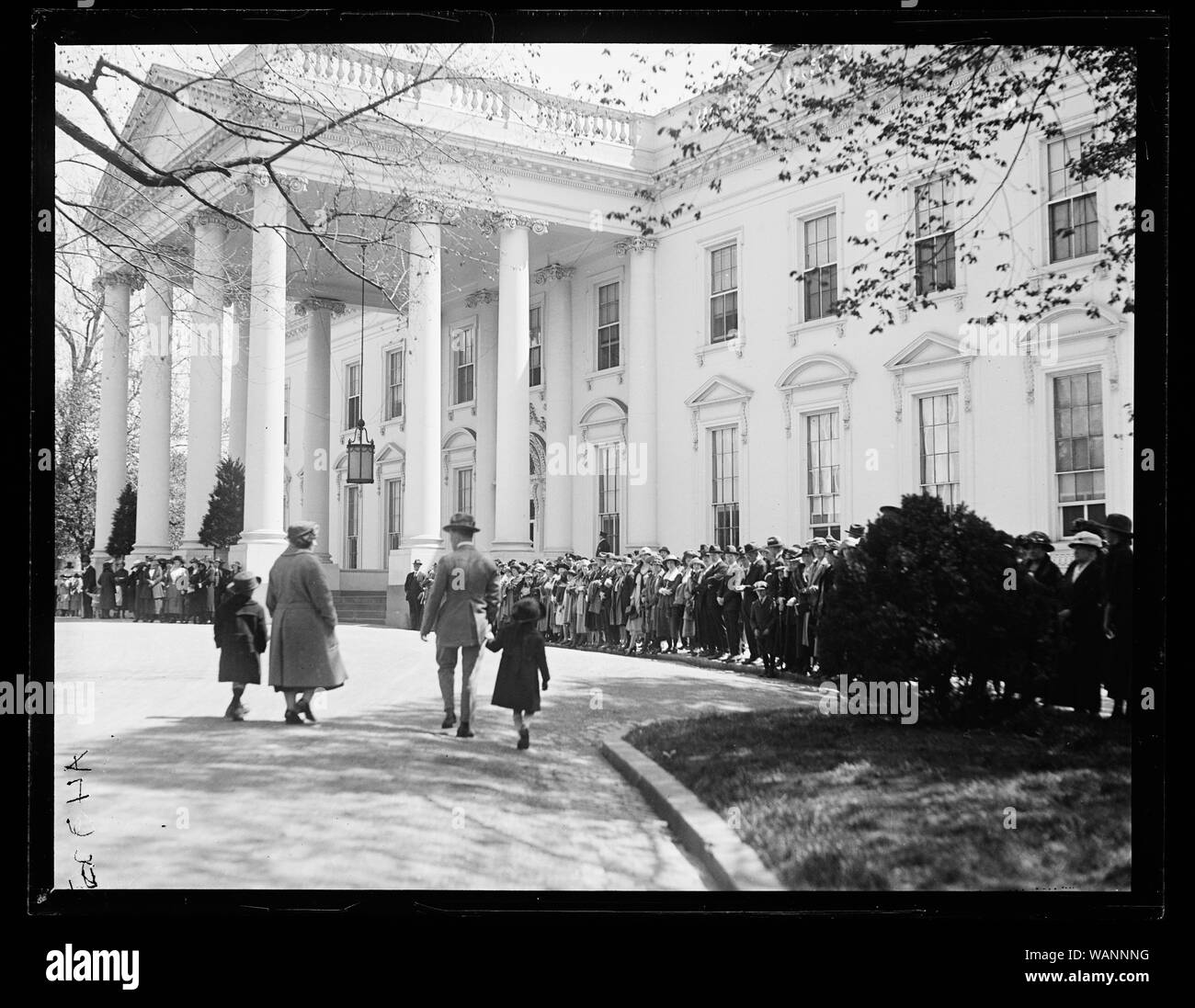 Crowd outside white house hi-res stock photography and images - Alamy
