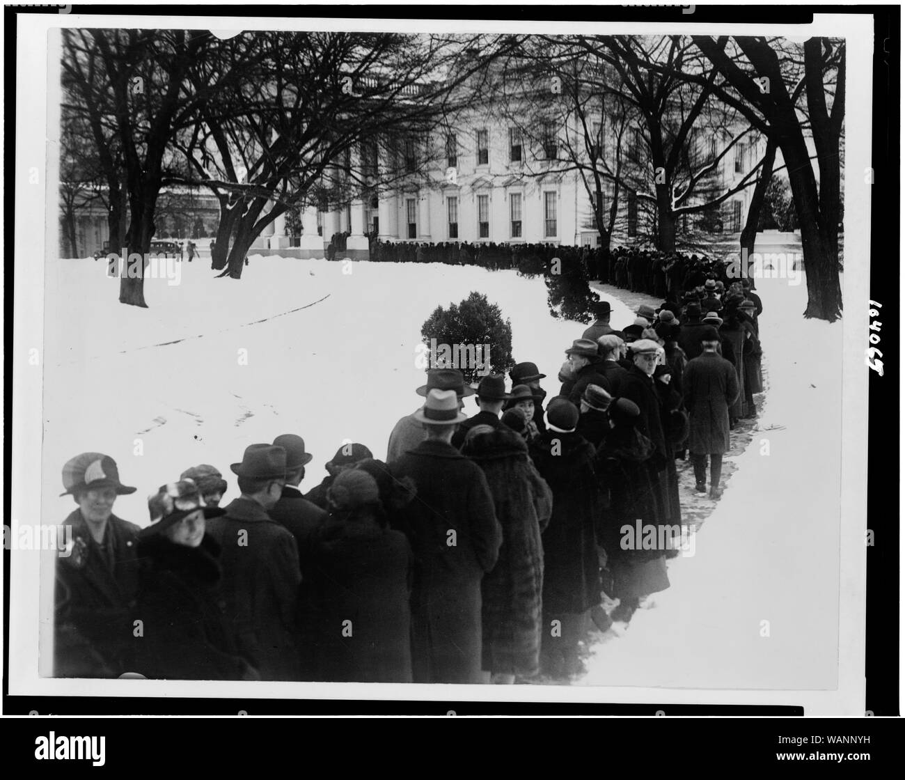 Crowd waiting in line outside of White House for New Year reception ...