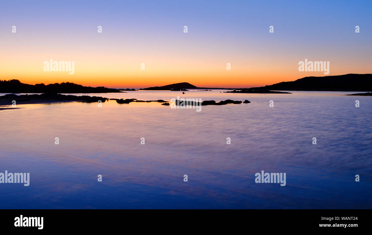 Red line on the horizon, interrupted by an islet, for a delicate and ...