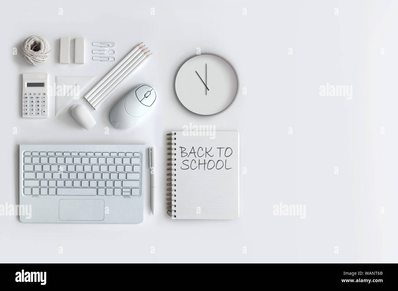 Notepad with handwritten back to school with stationery supplies Stock ...