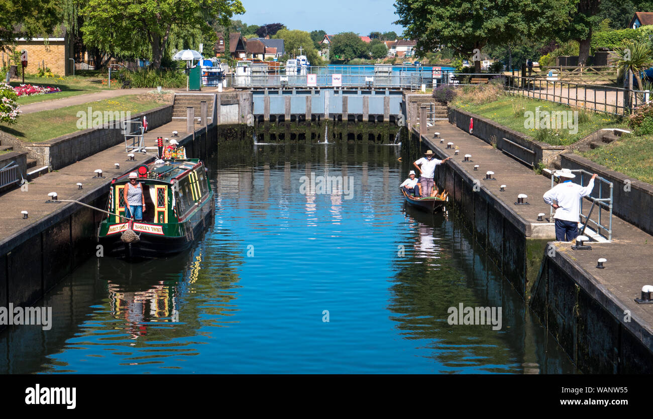 Narrow Boat Using Penton Hook Lock, on The Thames Path, Staines-upon ...